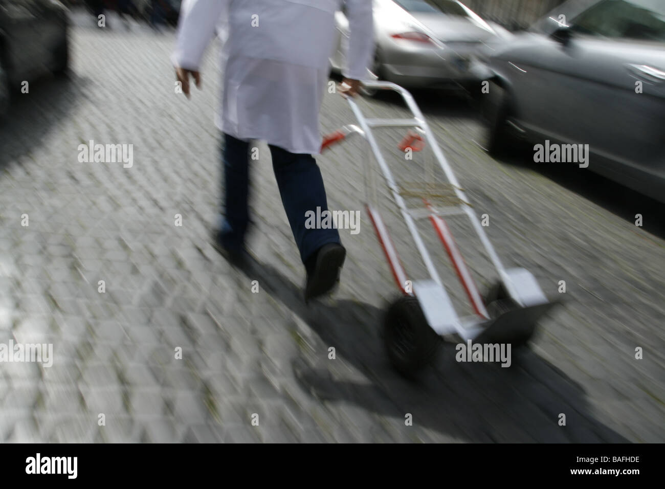 Delivery man empty trolley hi-res stock photography and images - Alamy