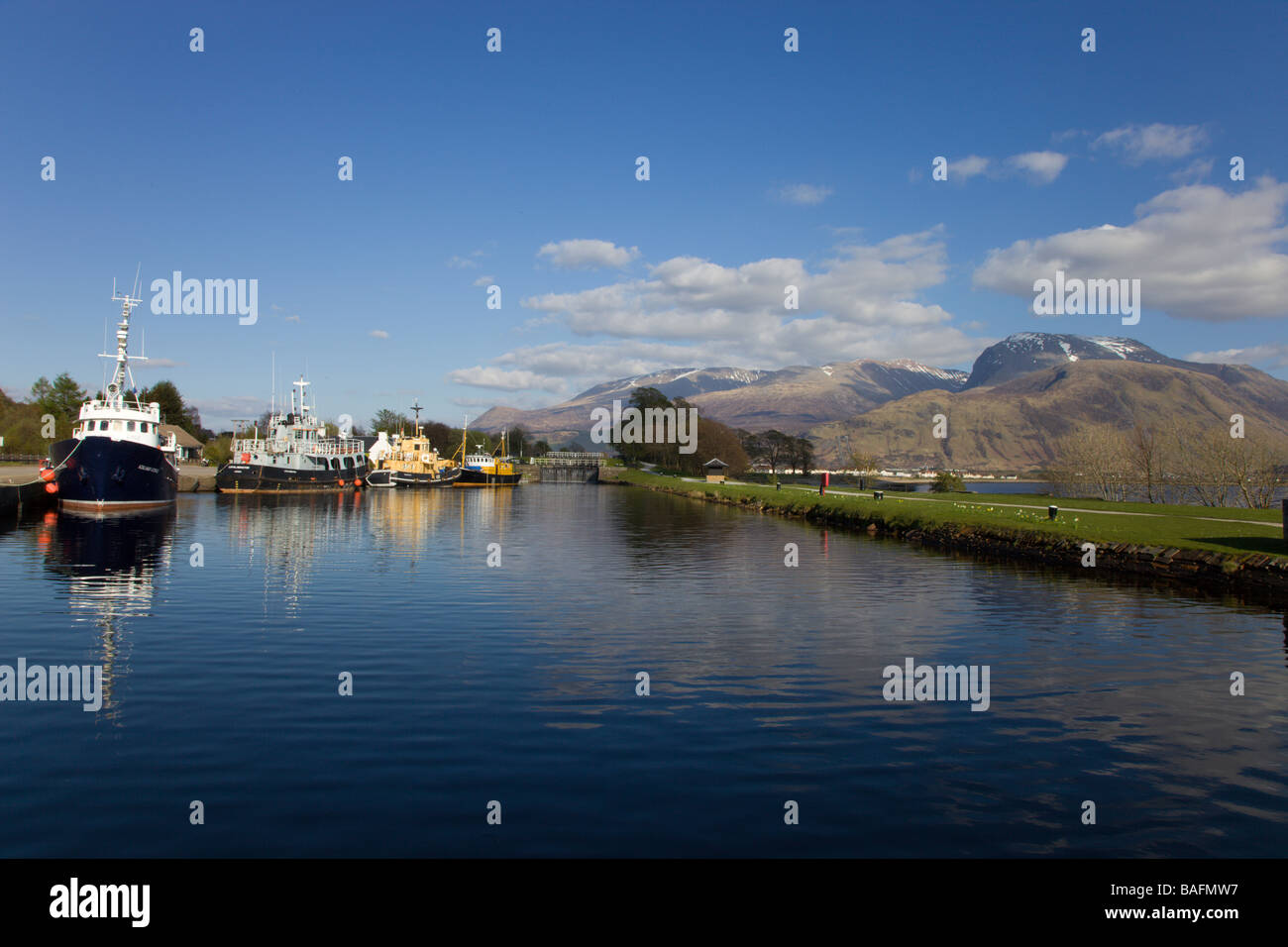 Boats moored on the Caledonian Canal at the Corpach Sea Loch with Ben ...