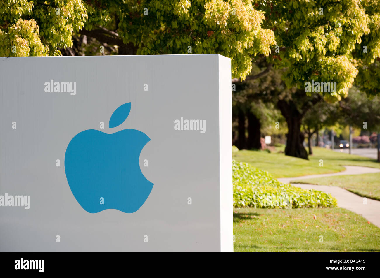 Apple headquarters one infinite loop hi-res stock photography and ...