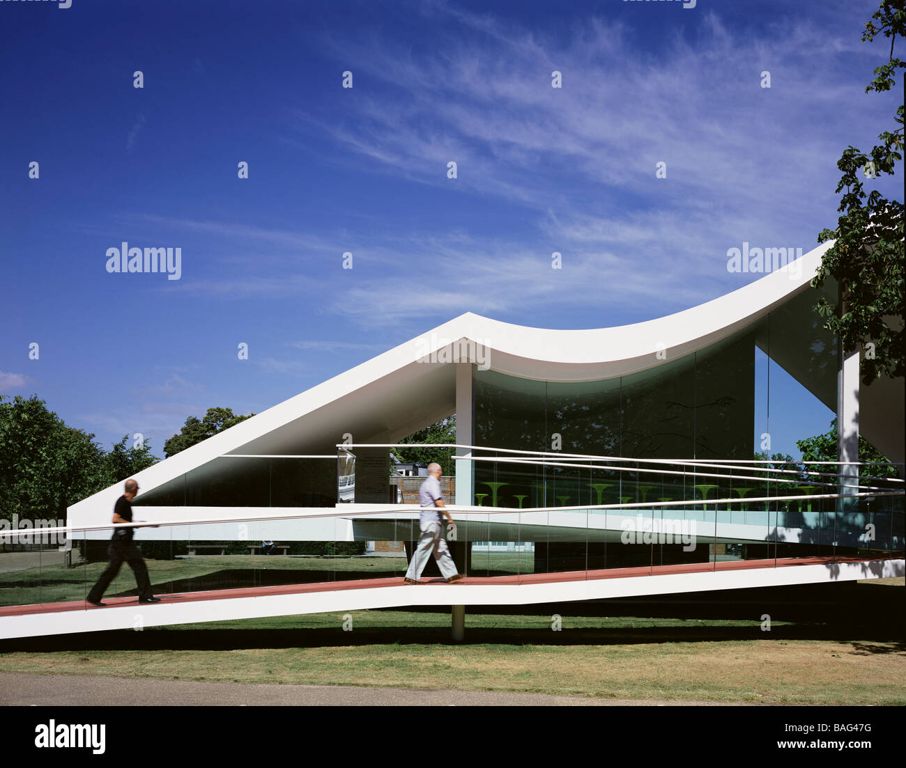 Serpentine gallery pavilion 2003 hi-res stock photography and images ...