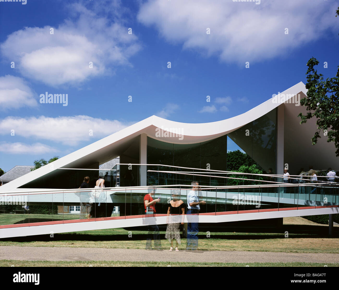 serpentine gallery pavilion ramp with people Stock Photo - Alamy