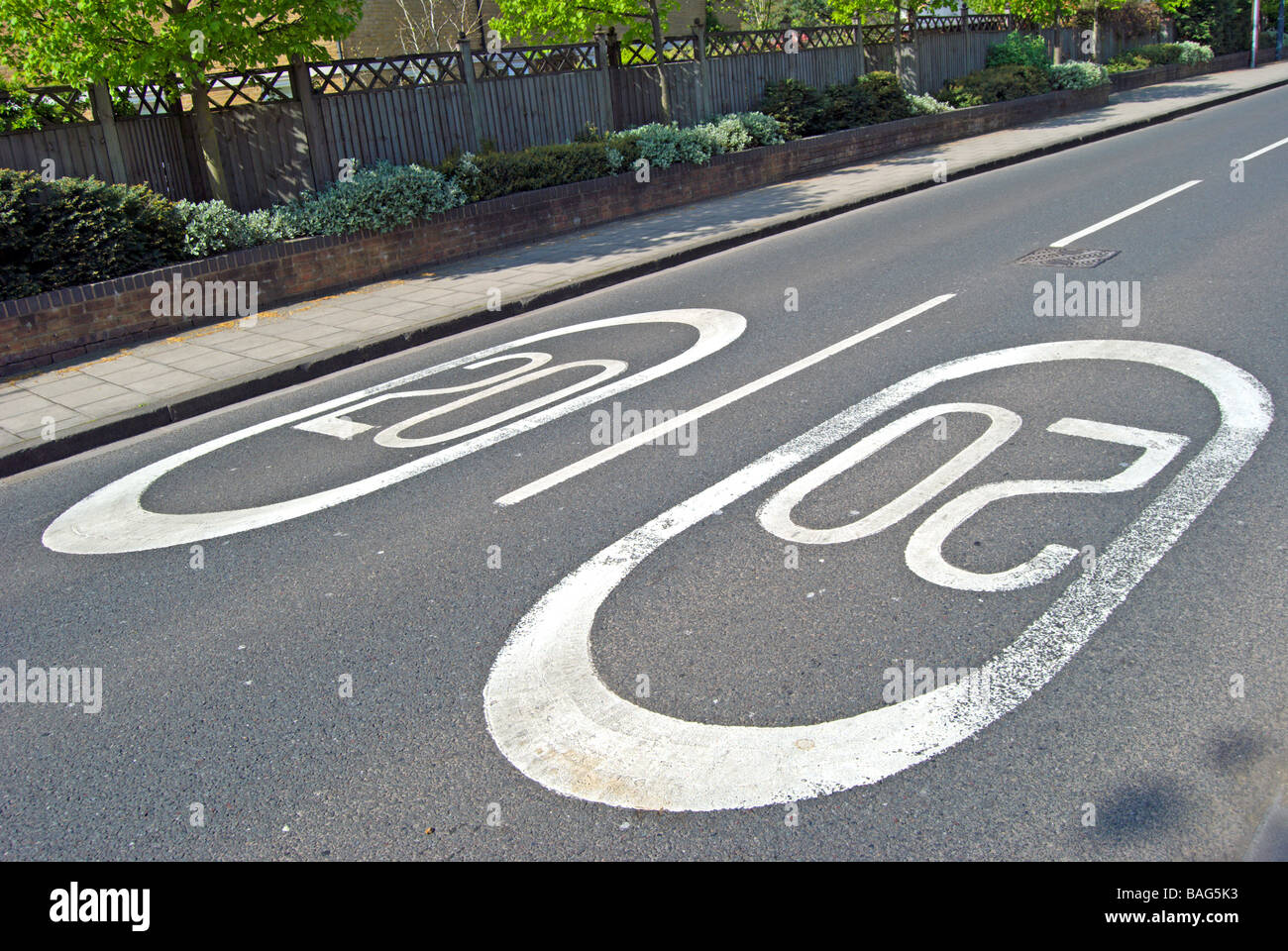 20 mph speed limit markings hi-res stock photography and images - Alamy