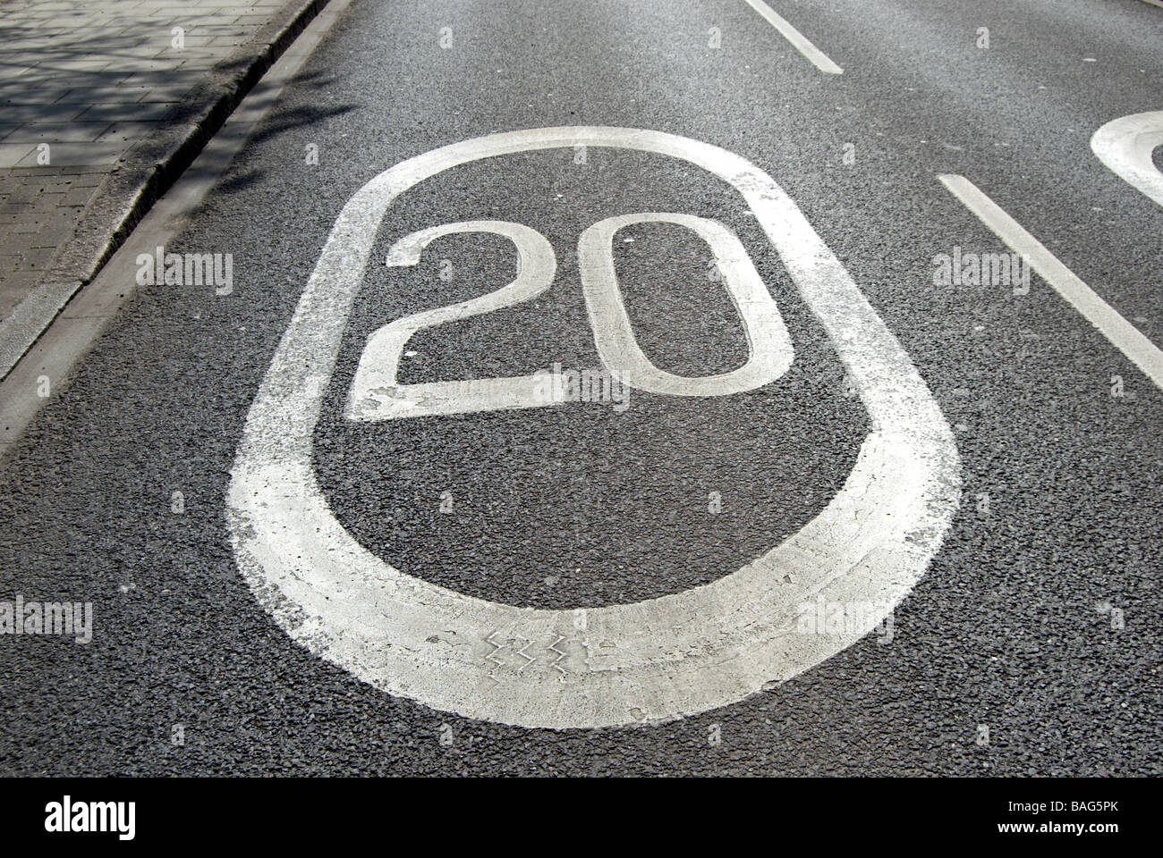 20 mph speed limit markings hi-res stock photography and images - Alamy