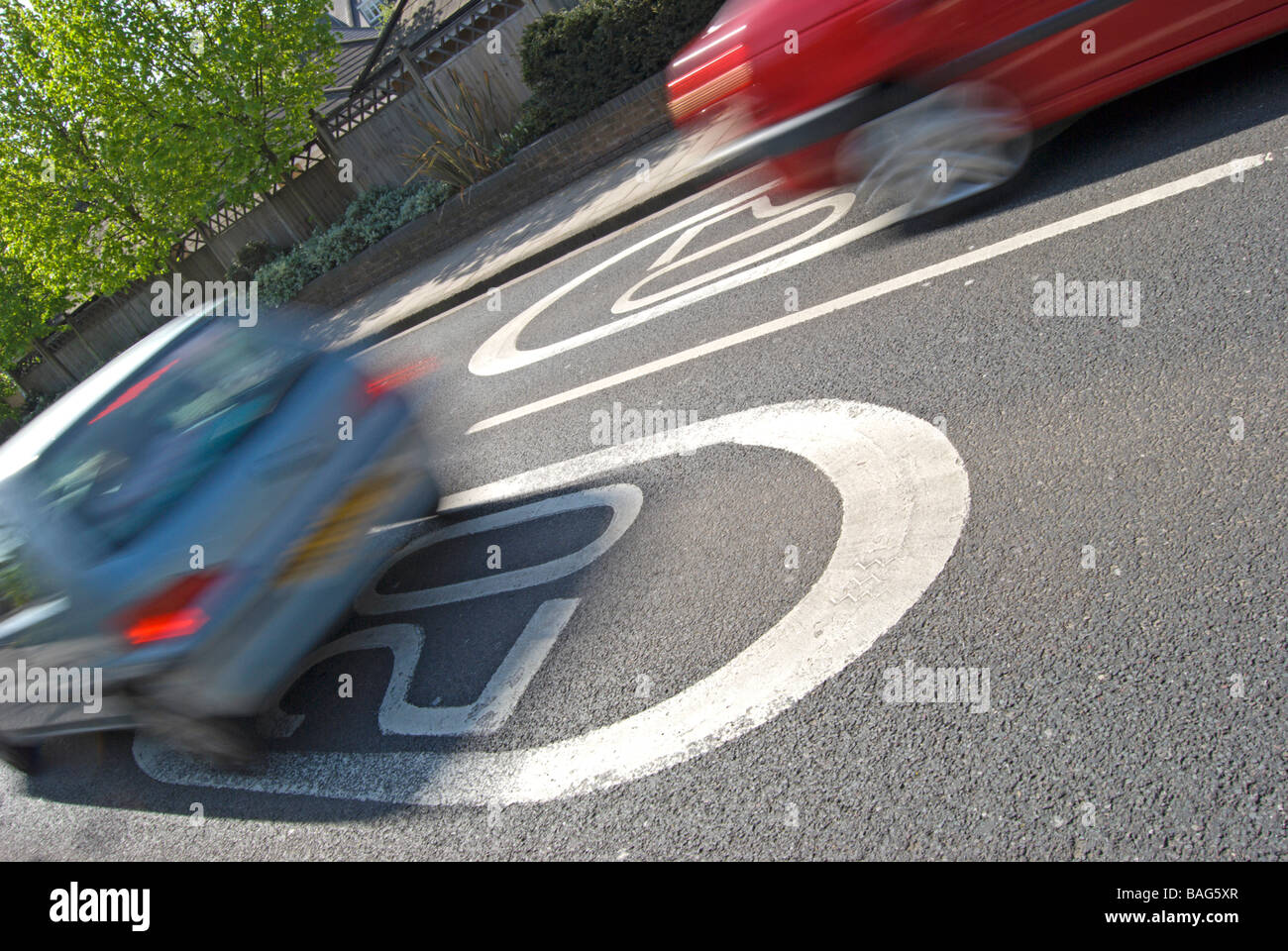 20 mph speed limit markings hi-res stock photography and images - Alamy