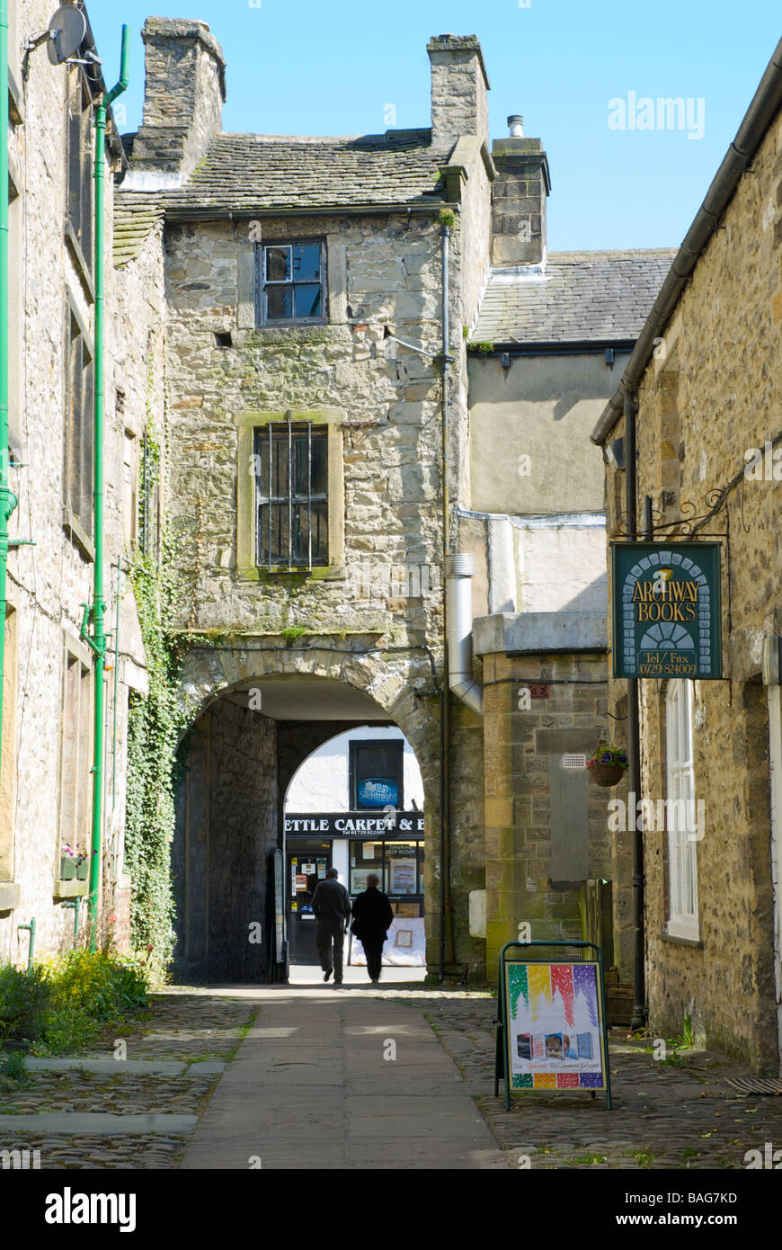 The courtyard settle hi-res stock photography and images - Alamy