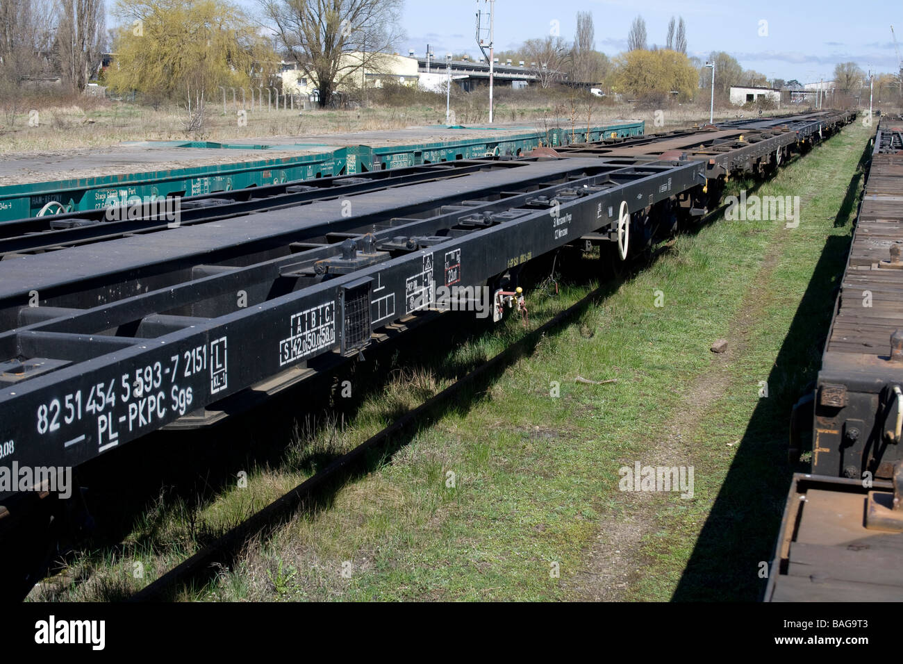 Railway platforms hi-res stock photography and images - Alamy