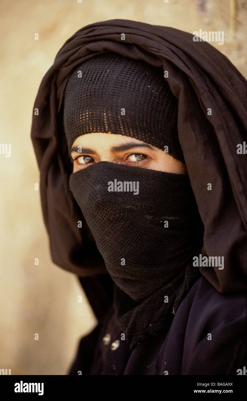 Yemen veiled woman hi-res stock photography and images - Alamy