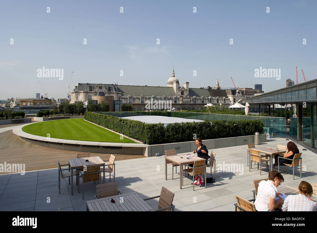 Queen place hi-res stock photography and images - Alamy