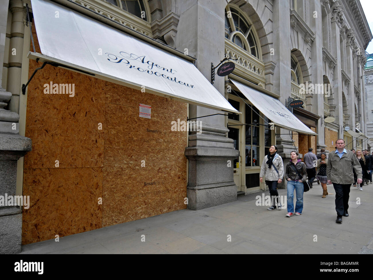 Boarded up businesses london hi-res stock photography and images - Alamy