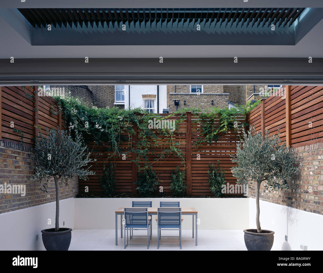 Rear view of bush house hi-res stock photography and images - Alamy