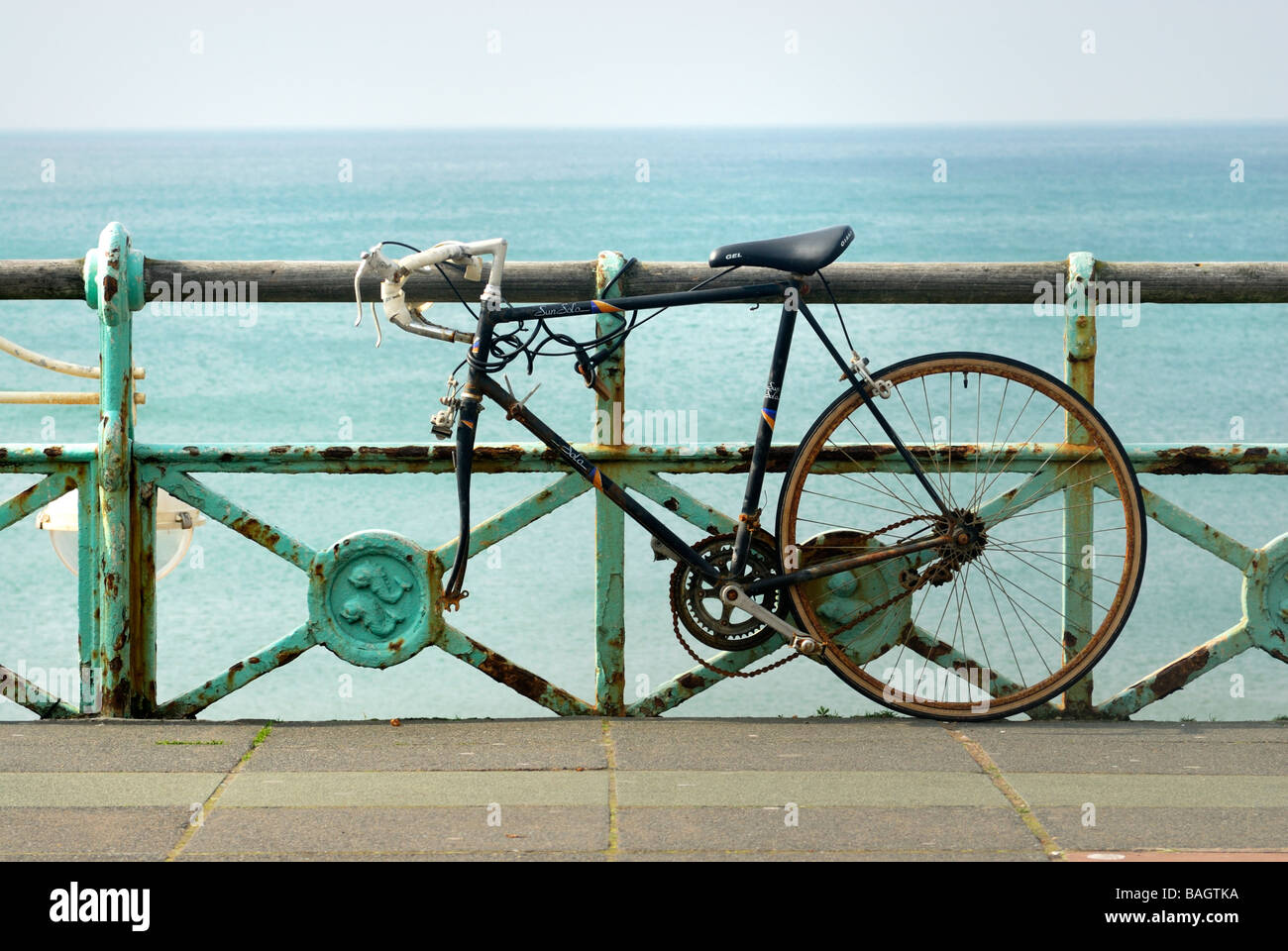 Old bicycle chained to railings on Brighton Seafront Stock Photo - Alamy