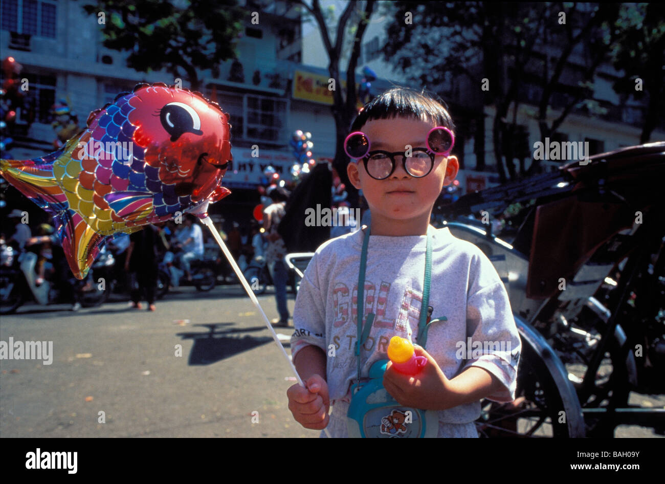 Vietnam, Saigon (Ho Chi Minh City), Tet Festival, shopping for balloons ...
