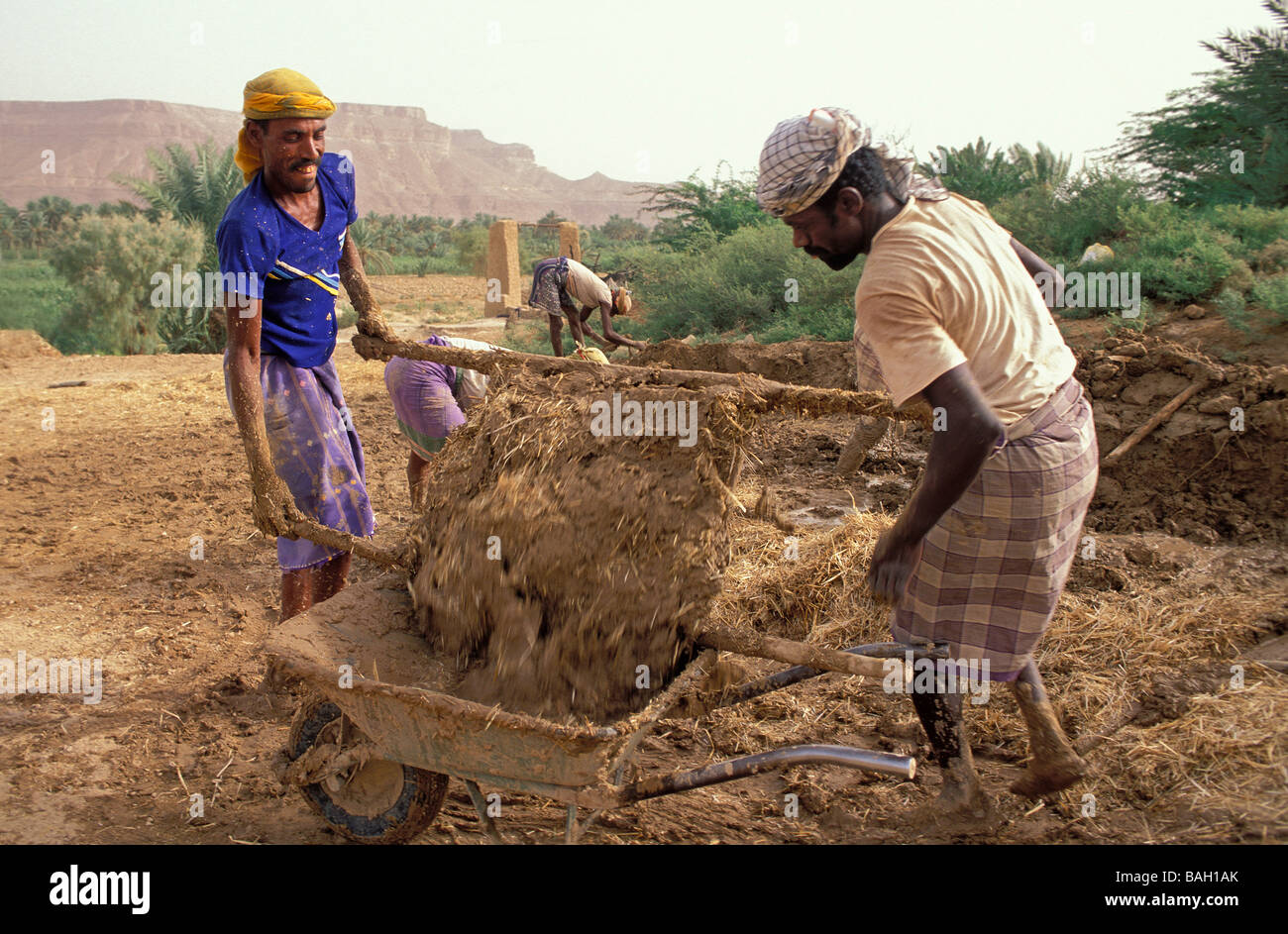 Clay bricks and straw hi-res stock photography and images - Alamy