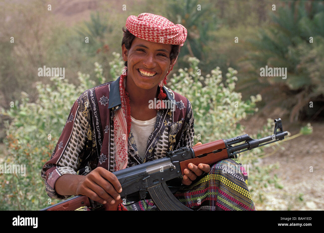 Man gun yemen hi-res stock photography and images - Alamy