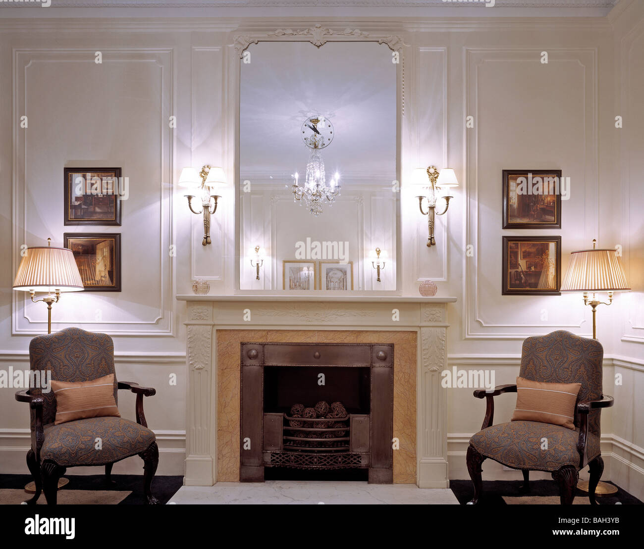 Savoy hotel london interior hi-res stock photography and images - Alamy
