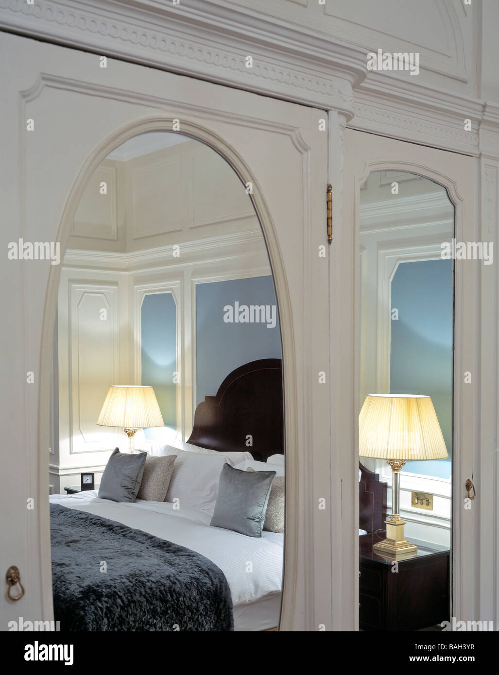 Savoy hotel london interior hi-res stock photography and images - Alamy