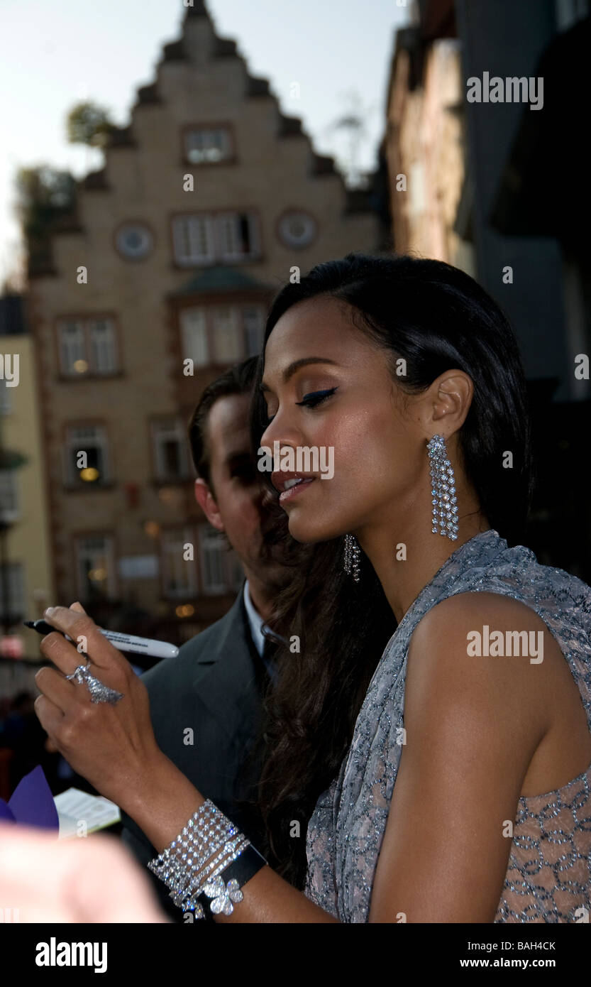 Actress Zoe Saldana signing autographs at the premiere of the new Star ...