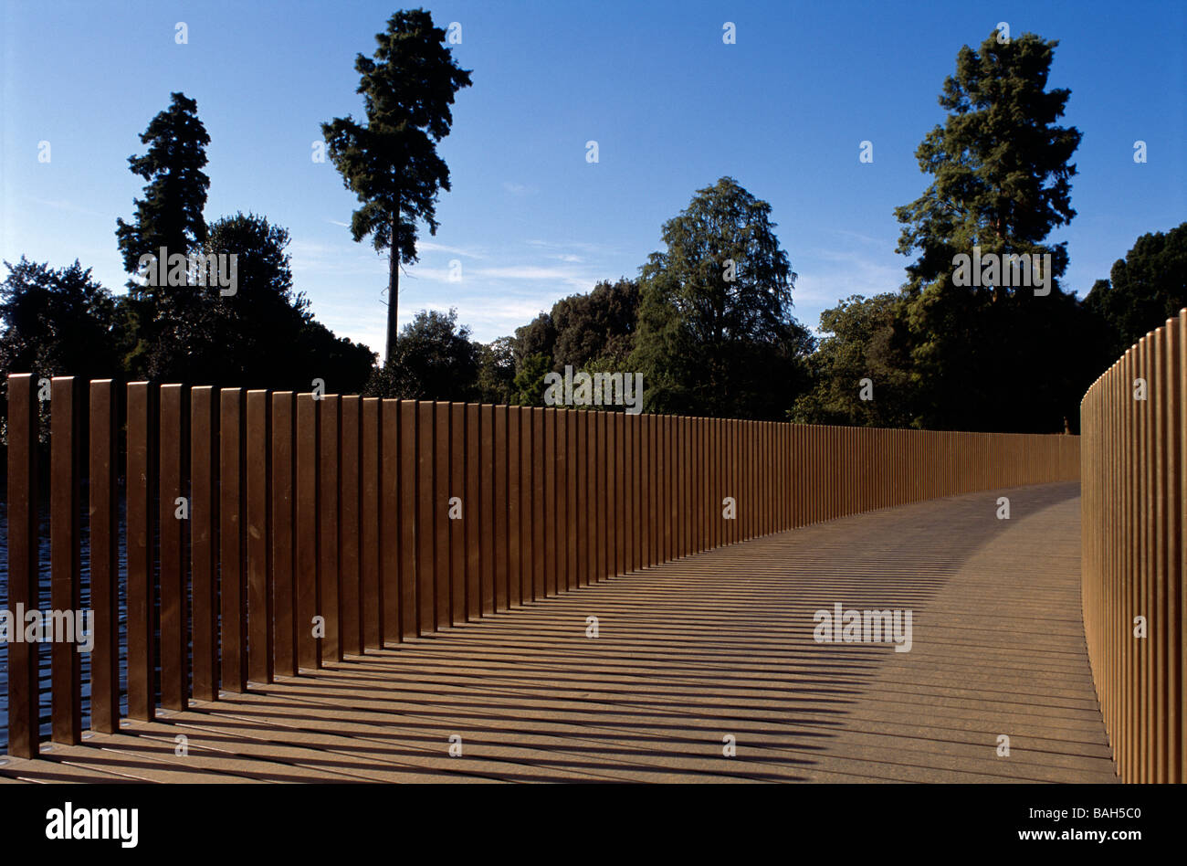 Sackler bridge kew gardens hi-res stock photography and images - Alamy