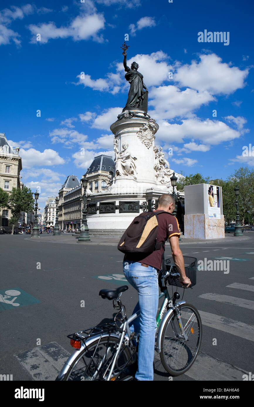France, Paris, cyclist in Place de la Republique Stock Photo - Alamy