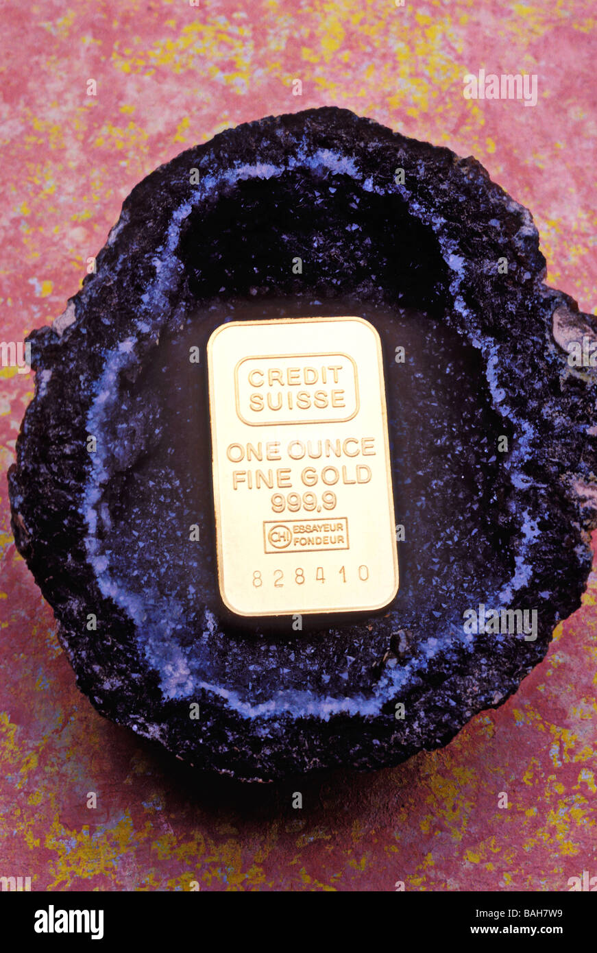 Gold bar in purple quartz stone mineral Stock Photo - Alamy