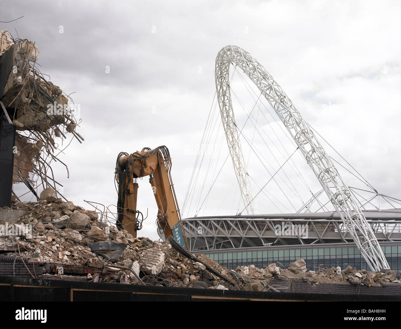 Norman foster wembley stadium hi-res stock photography and images - Alamy