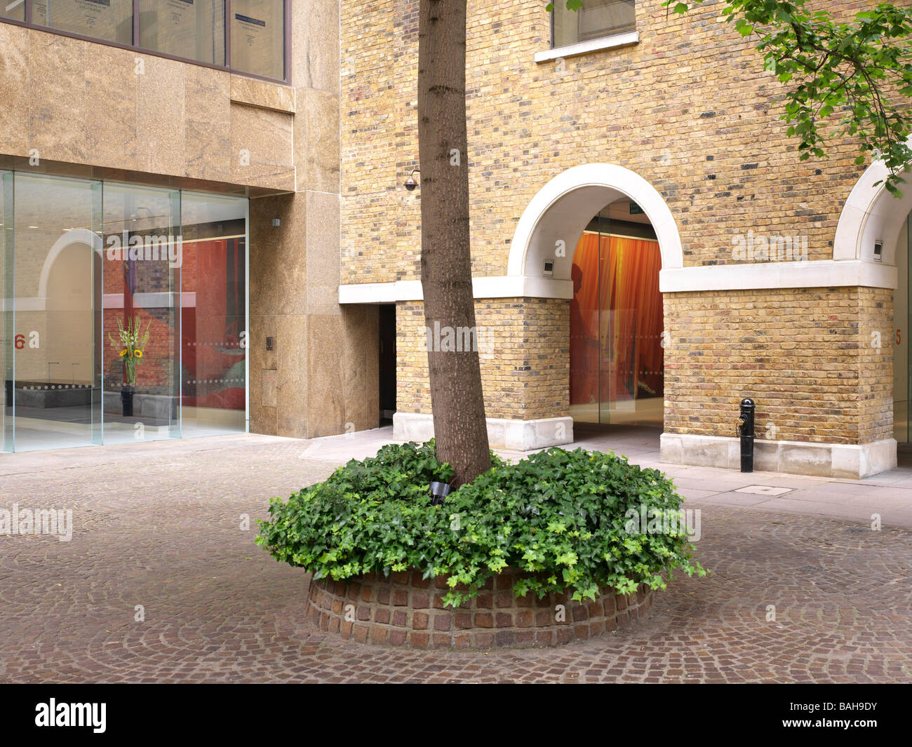 Devonshire square courtyard hi-res stock photography and images - Alamy