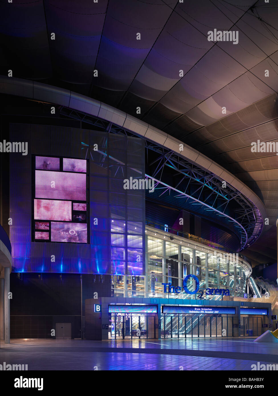 O2 ARENA - MILLENIUM DOME INTERIOR NIGHT SHOTS OF O2 ARENA STADIUM AND ...