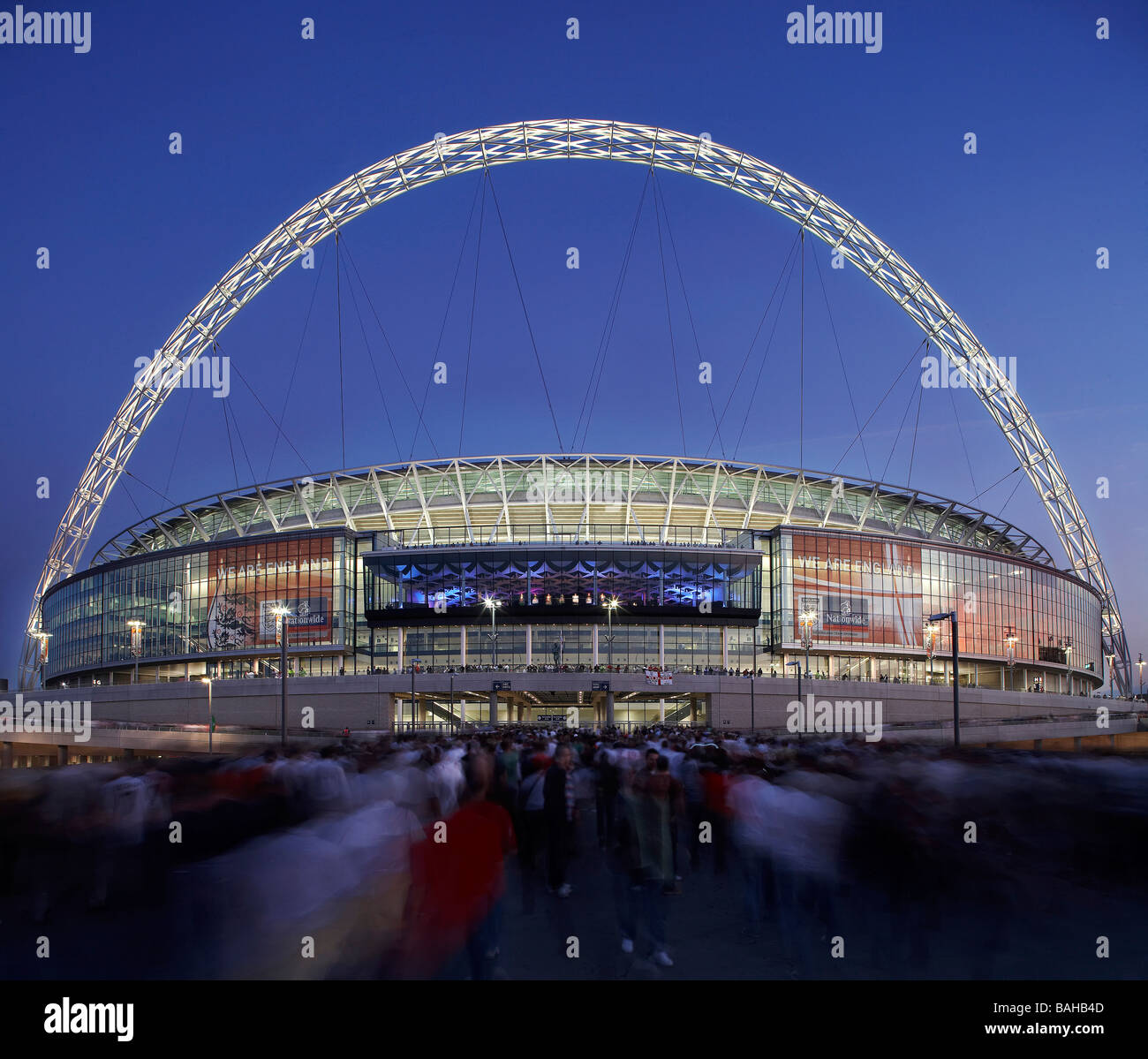 Wembley crowd hi-res stock photography and images - Alamy