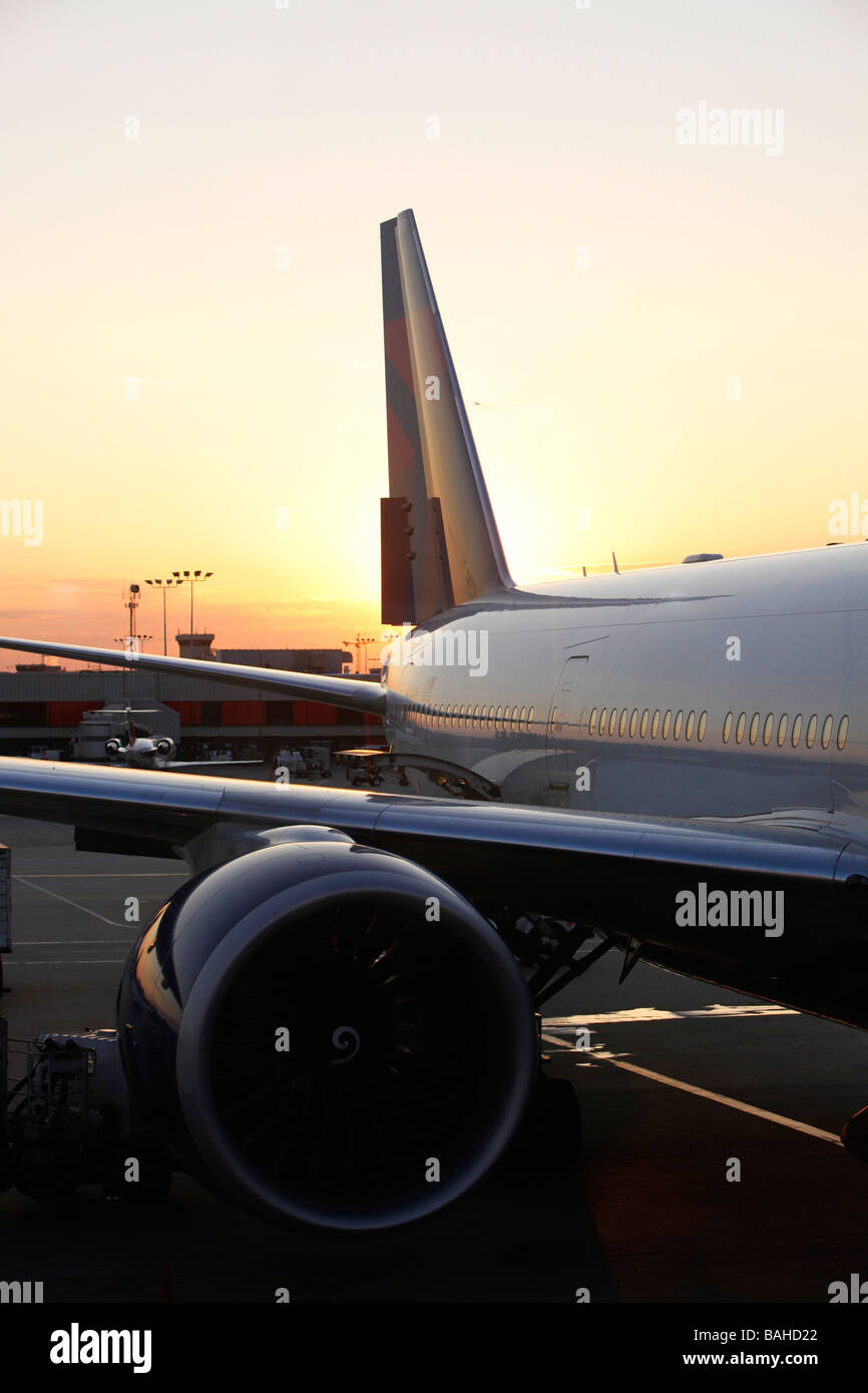 Airport terminal plane hi-res stock photography and images - Alamy