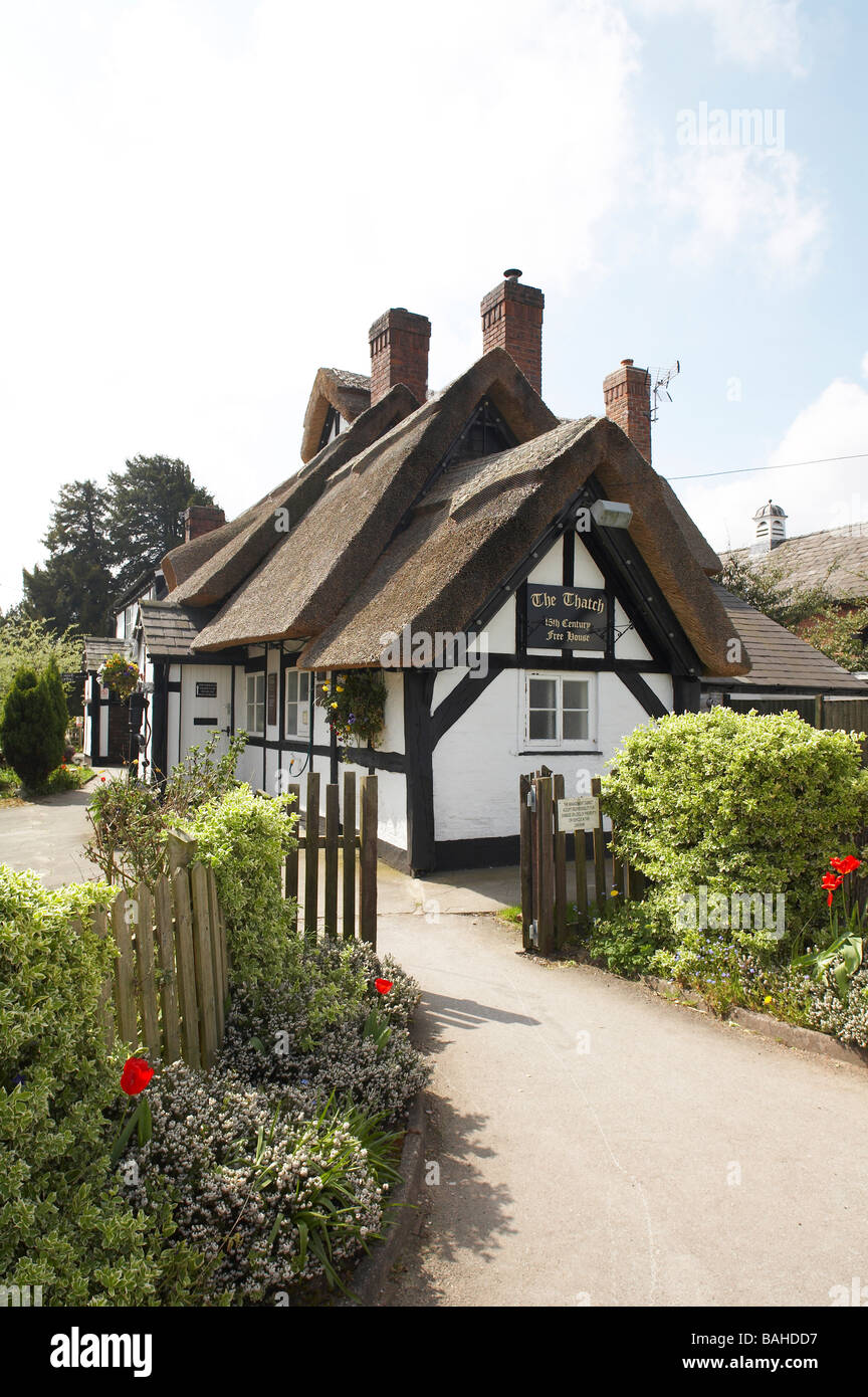 Thatched 15th century house tudor hi-res stock photography and images ...