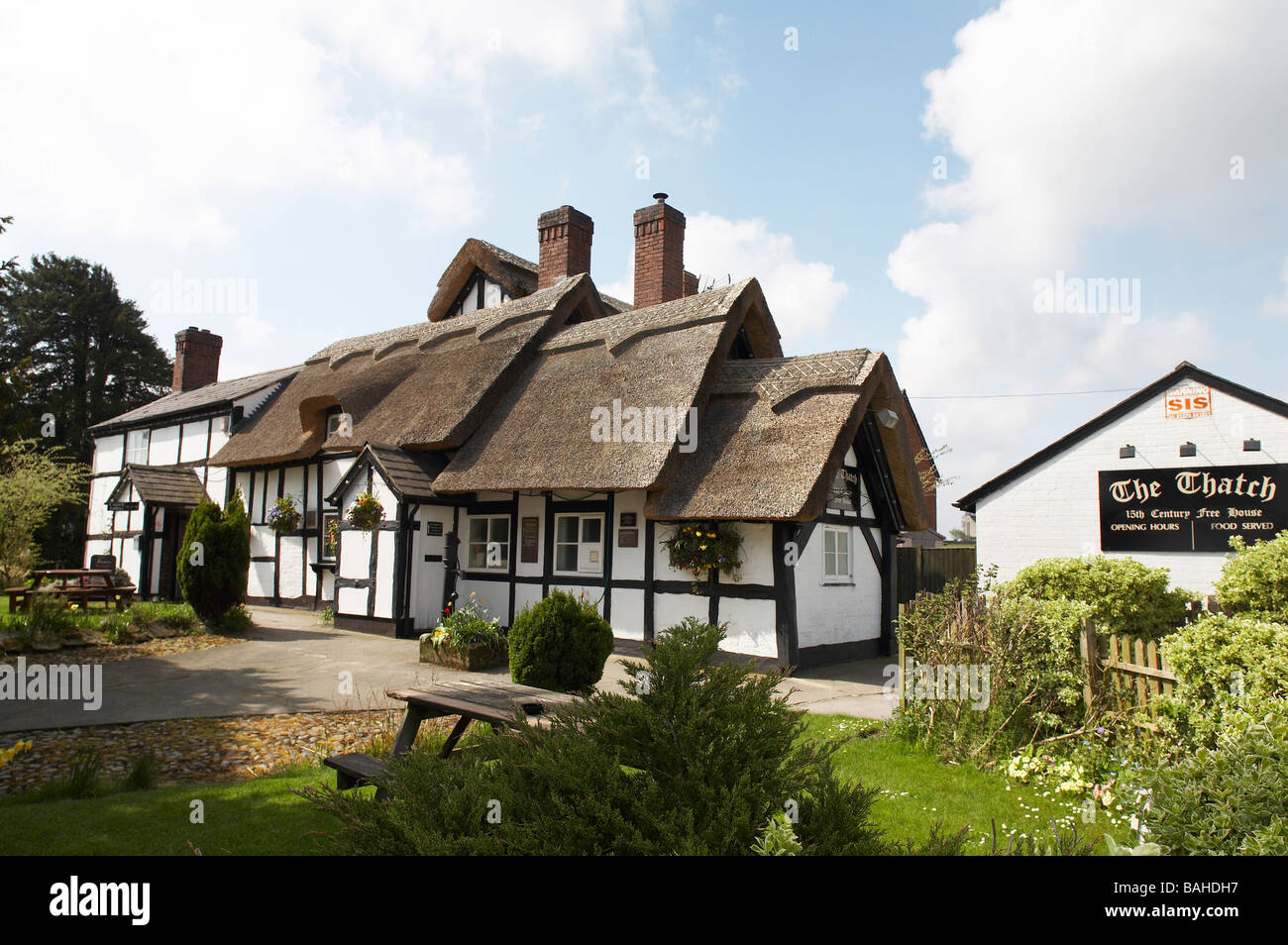 Thatched 15th century house tudor hi-res stock photography and images ...
