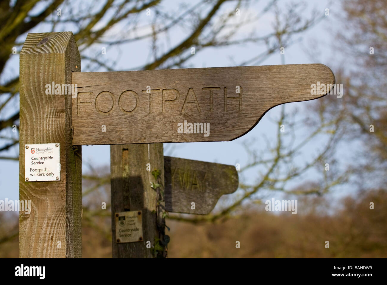 Hampshire footpath finger post Stock Photo - Alamy