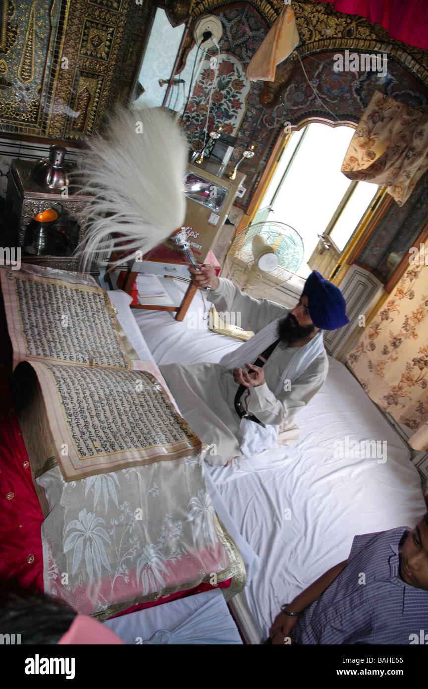 Guru granth sahib hi-res stock photography and images - Alamy