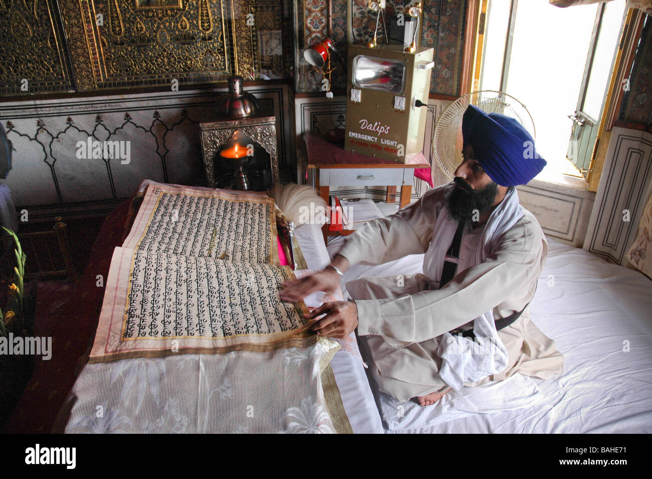 Sikh reading the "Guru Granth Sahib Stock Photo - Alamy