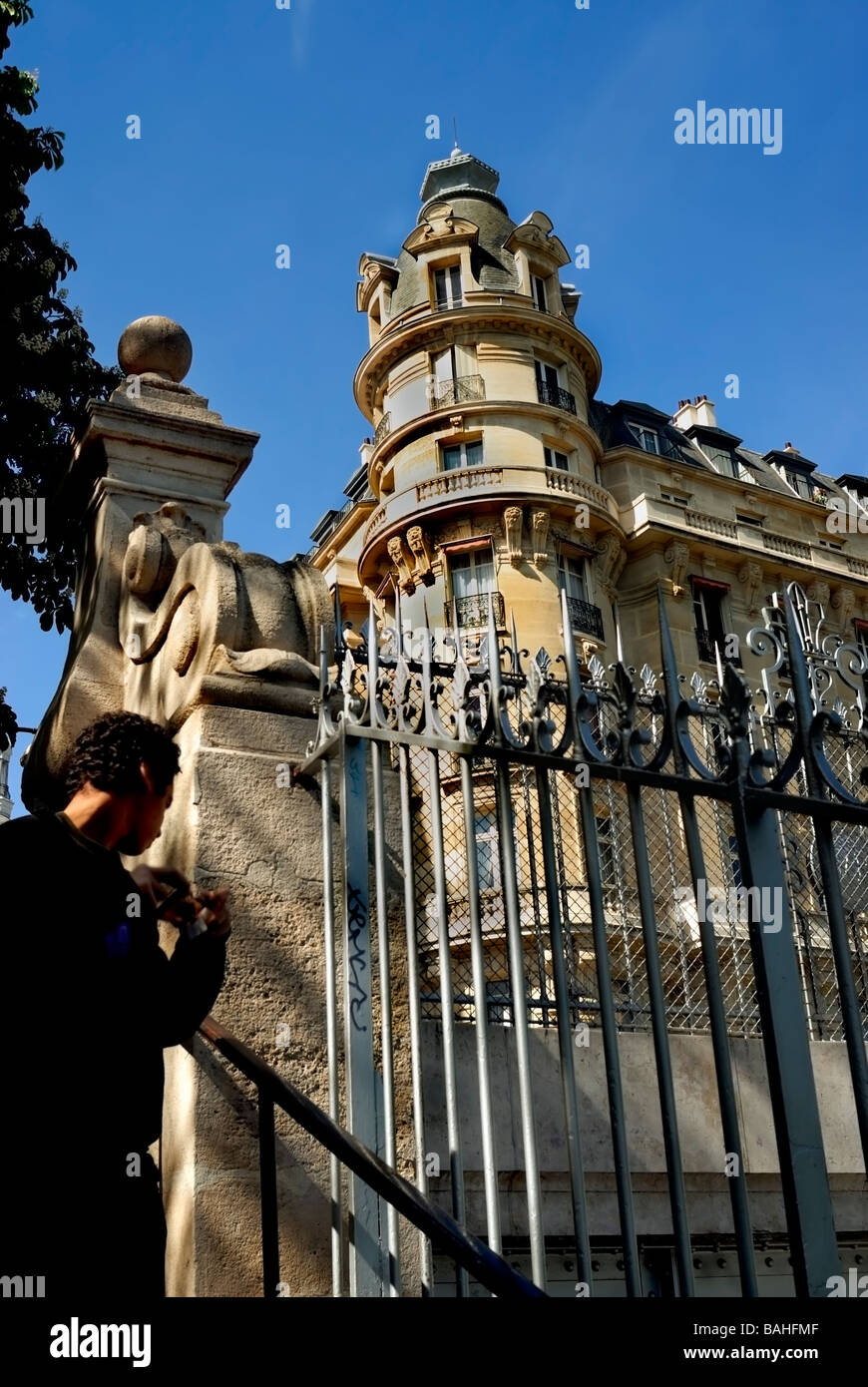 Paris apartment building hi-res stock photography and images - Alamy