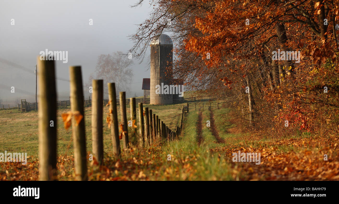 Fall barn with country roads hi-res stock photography and images - Alamy