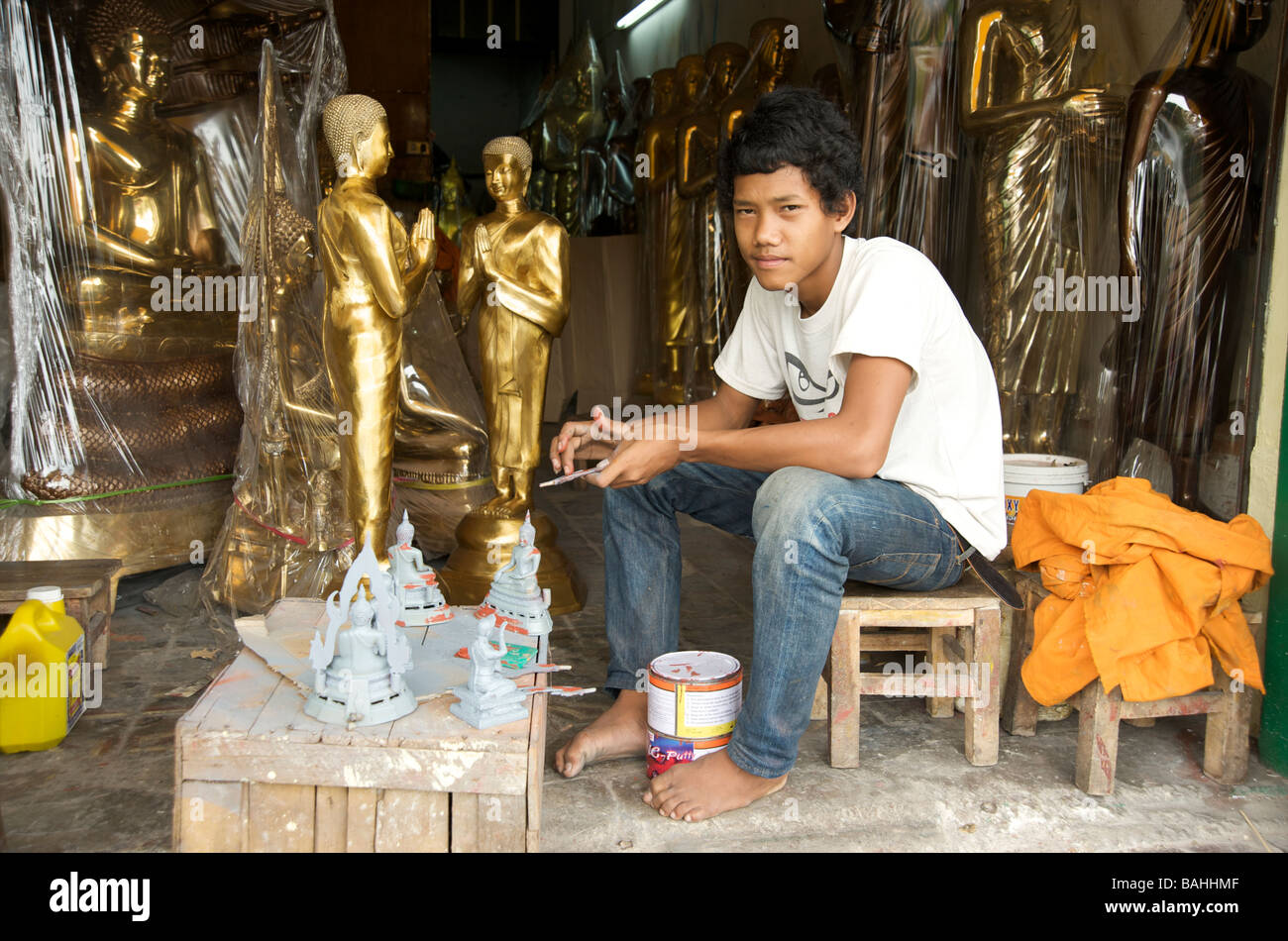 Gold buddha shop in bangkok thailand hi-res stock photography and ...