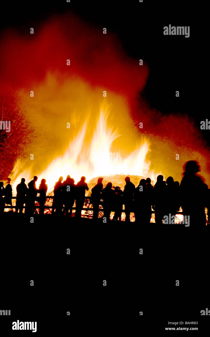 People Around A Bonfire Stock Photos & People Around A Bonfire Stock ...
