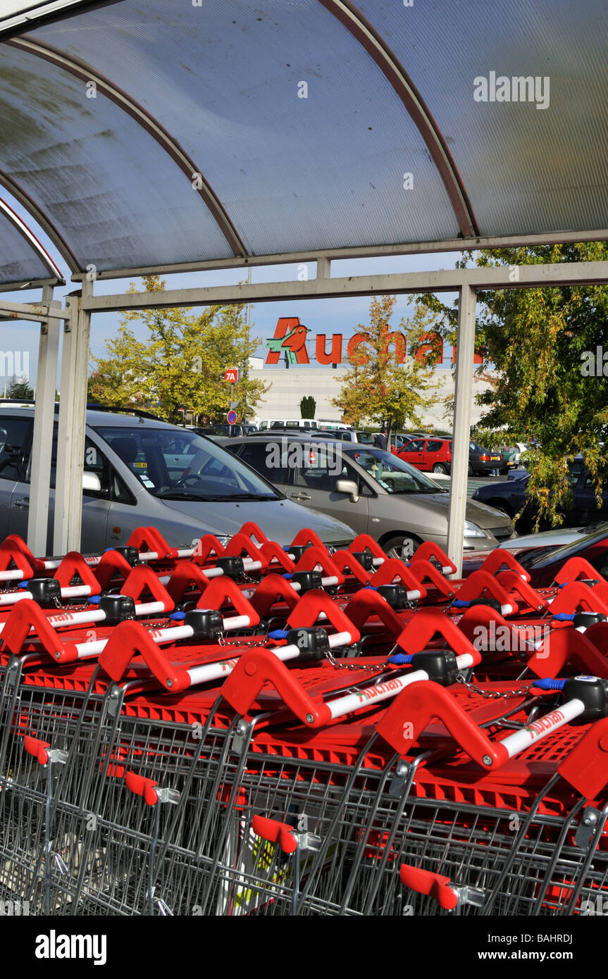 Trolley supermarket france hi-res stock photography and images - Alamy