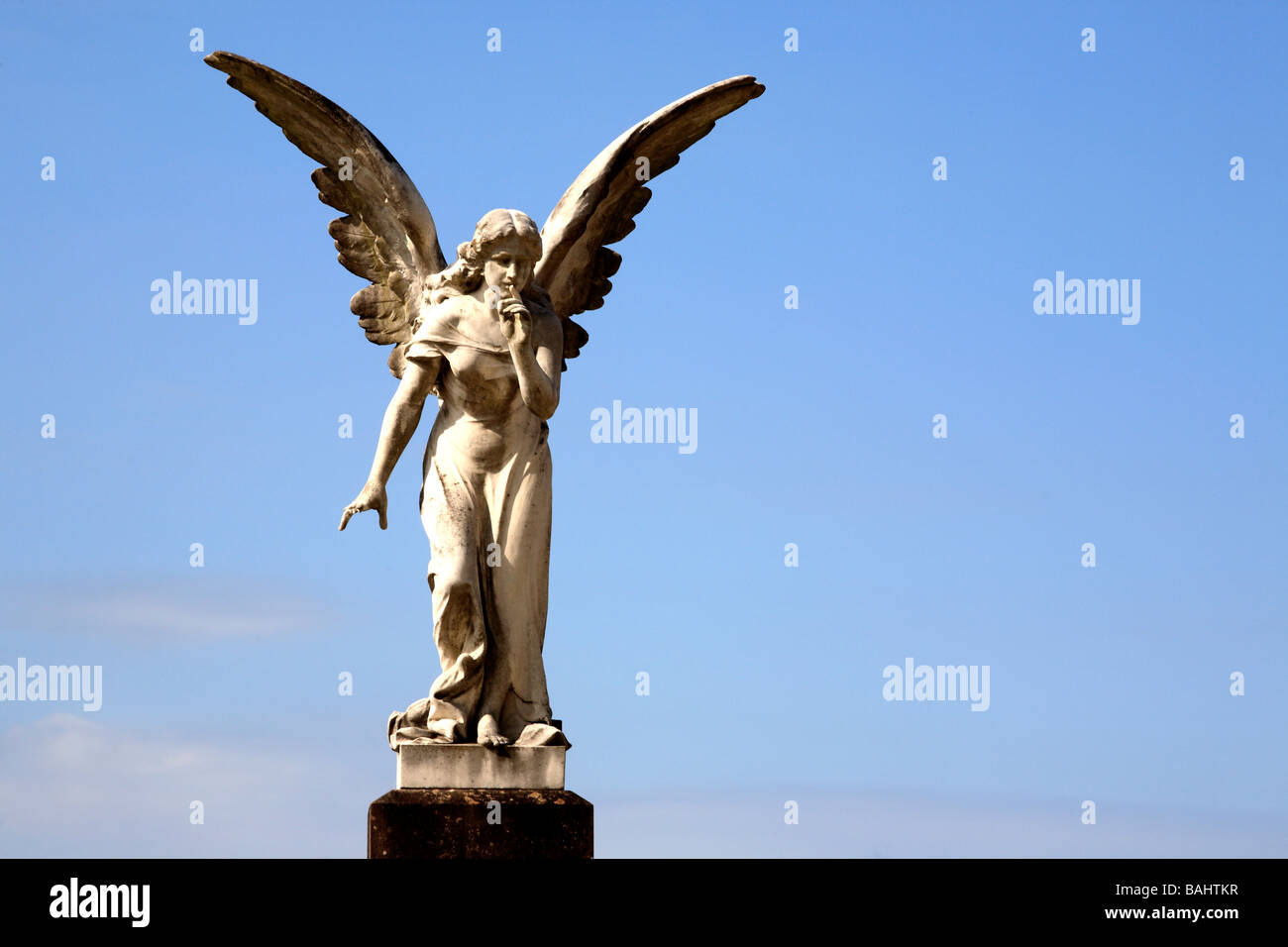 Angel statue hi-res stock photography and images - Alamy