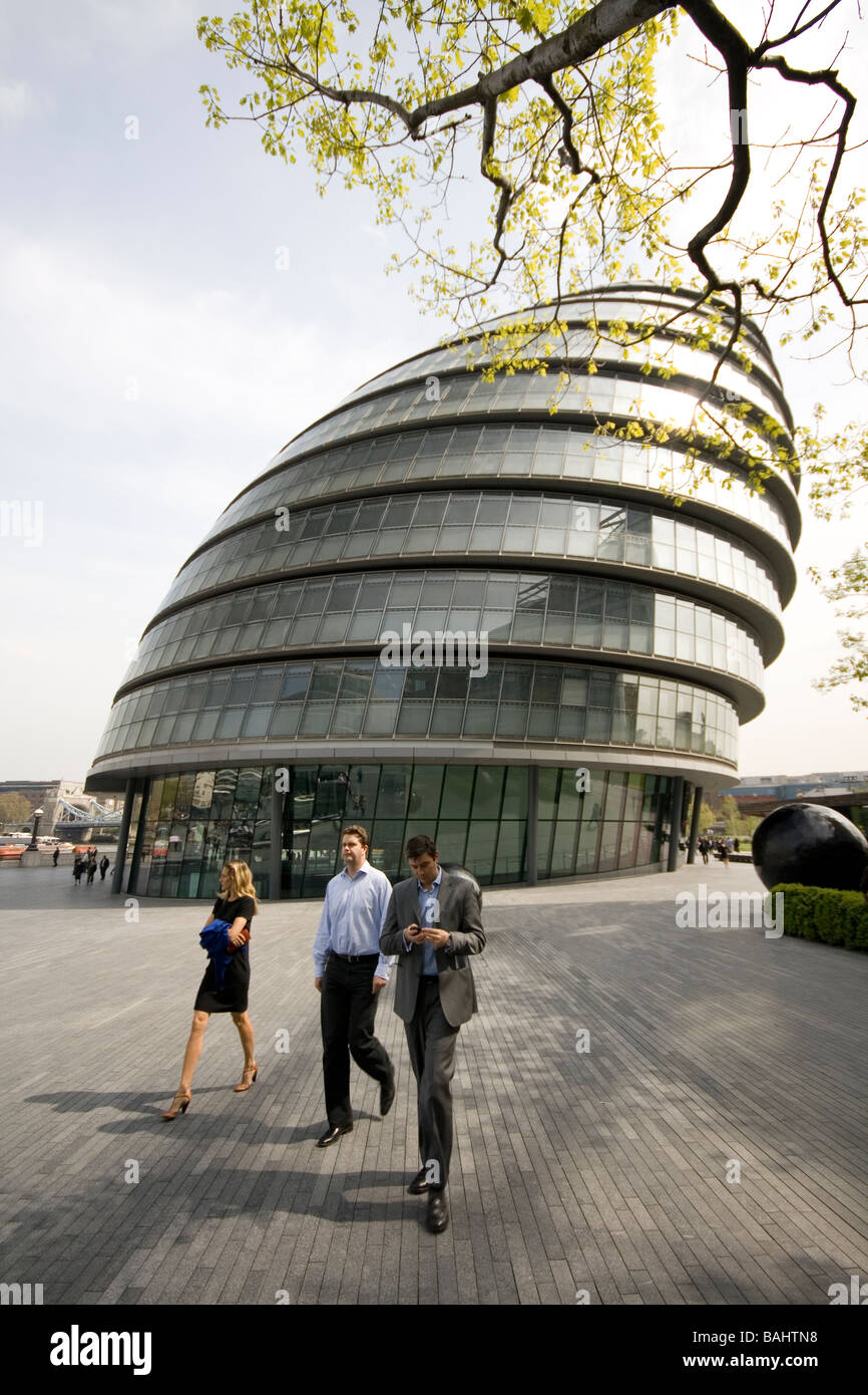 Lunchtime city workers walk hi-res stock photography and images - Alamy