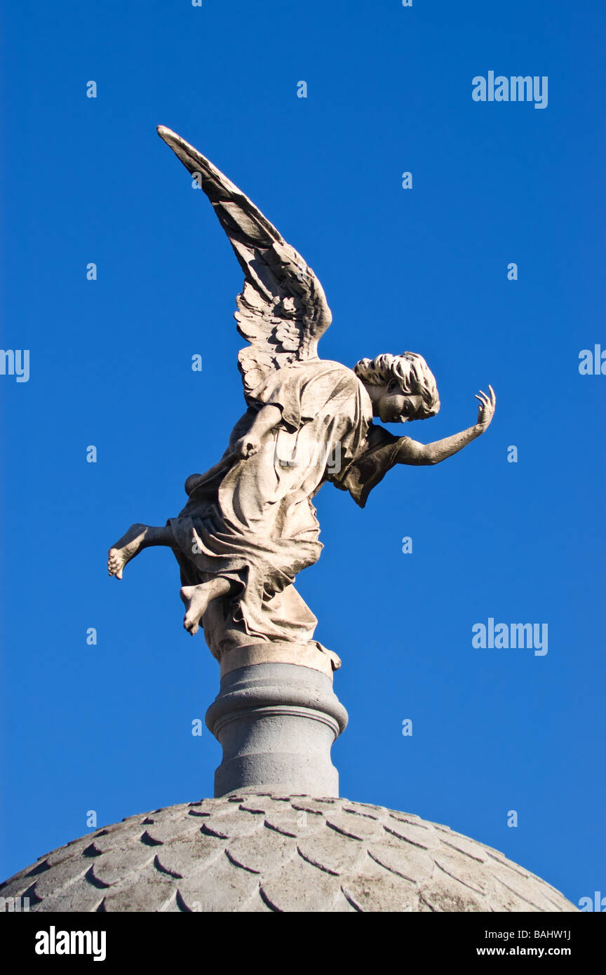 Statue at cemetery hi-res stock photography and images - Alamy