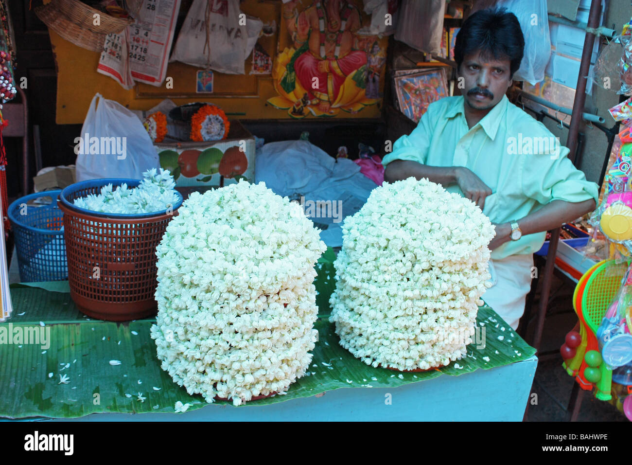 Shop near temple hi-res stock photography and images - Alamy