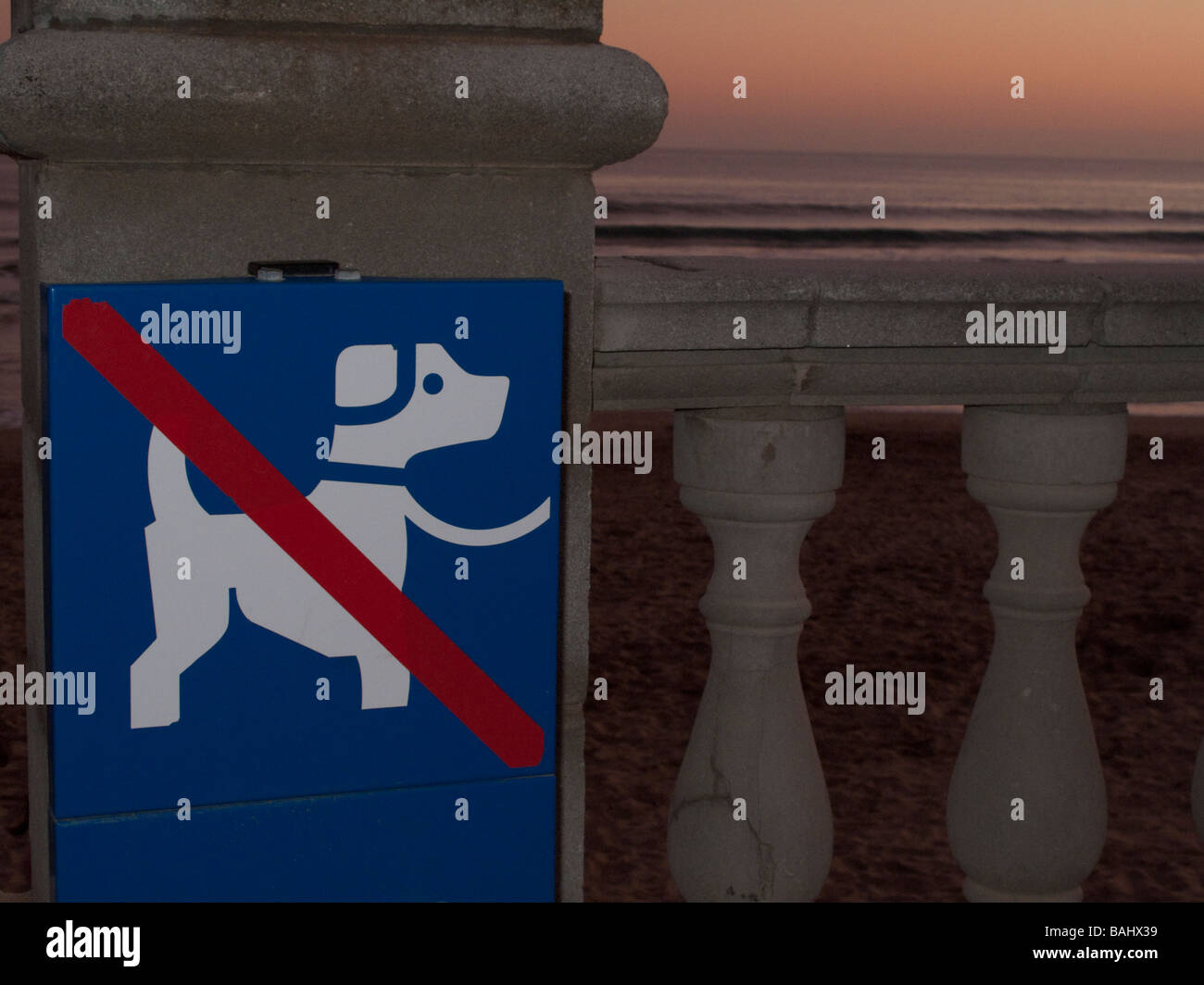 Sign forbidding hi-res stock photography and images - Alamy