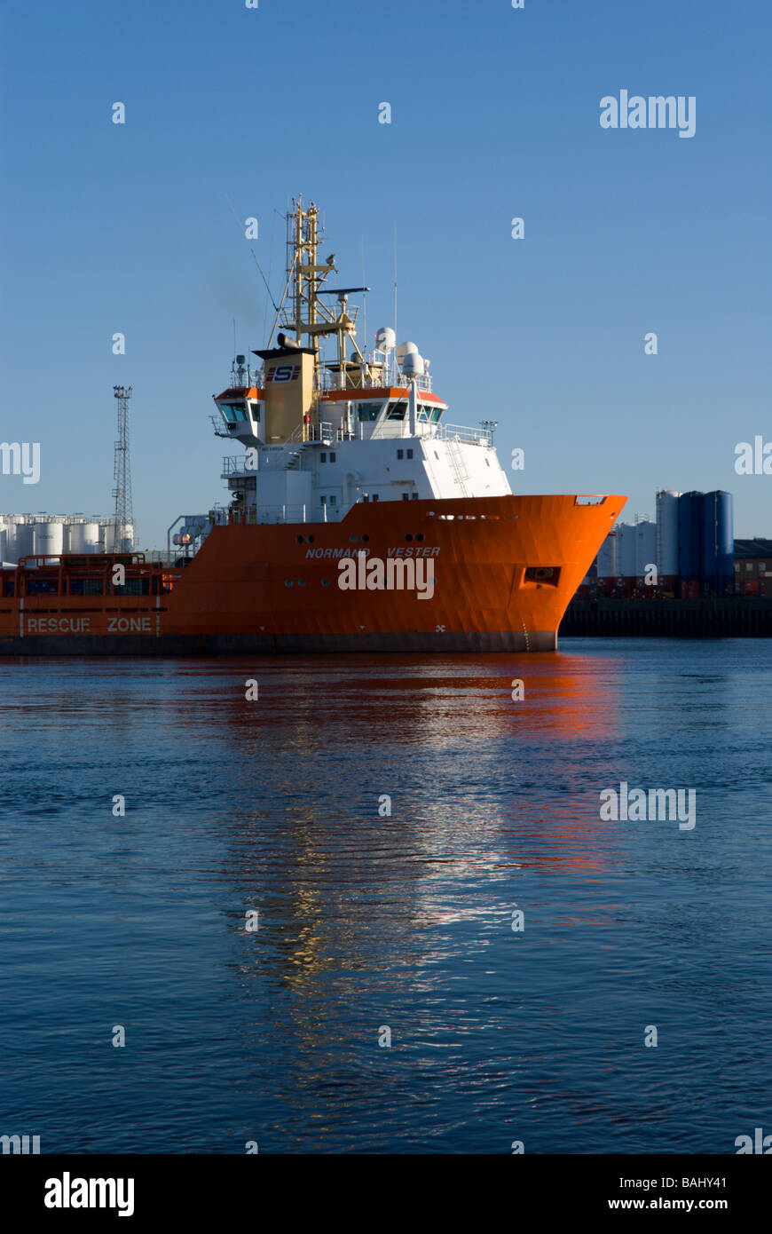 Oil rig supply boat hi-res stock photography and images - Alamy