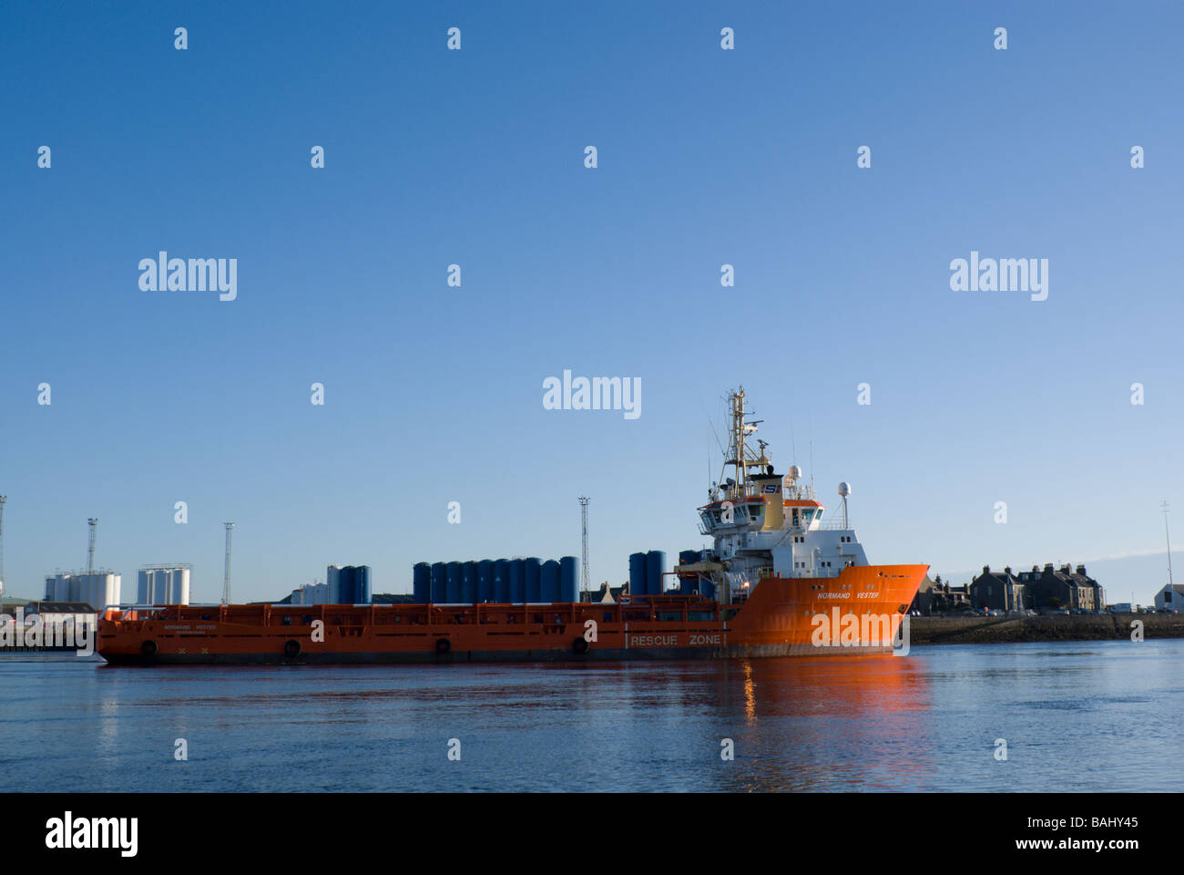 Oil rig supply boat hi-res stock photography and images - Alamy