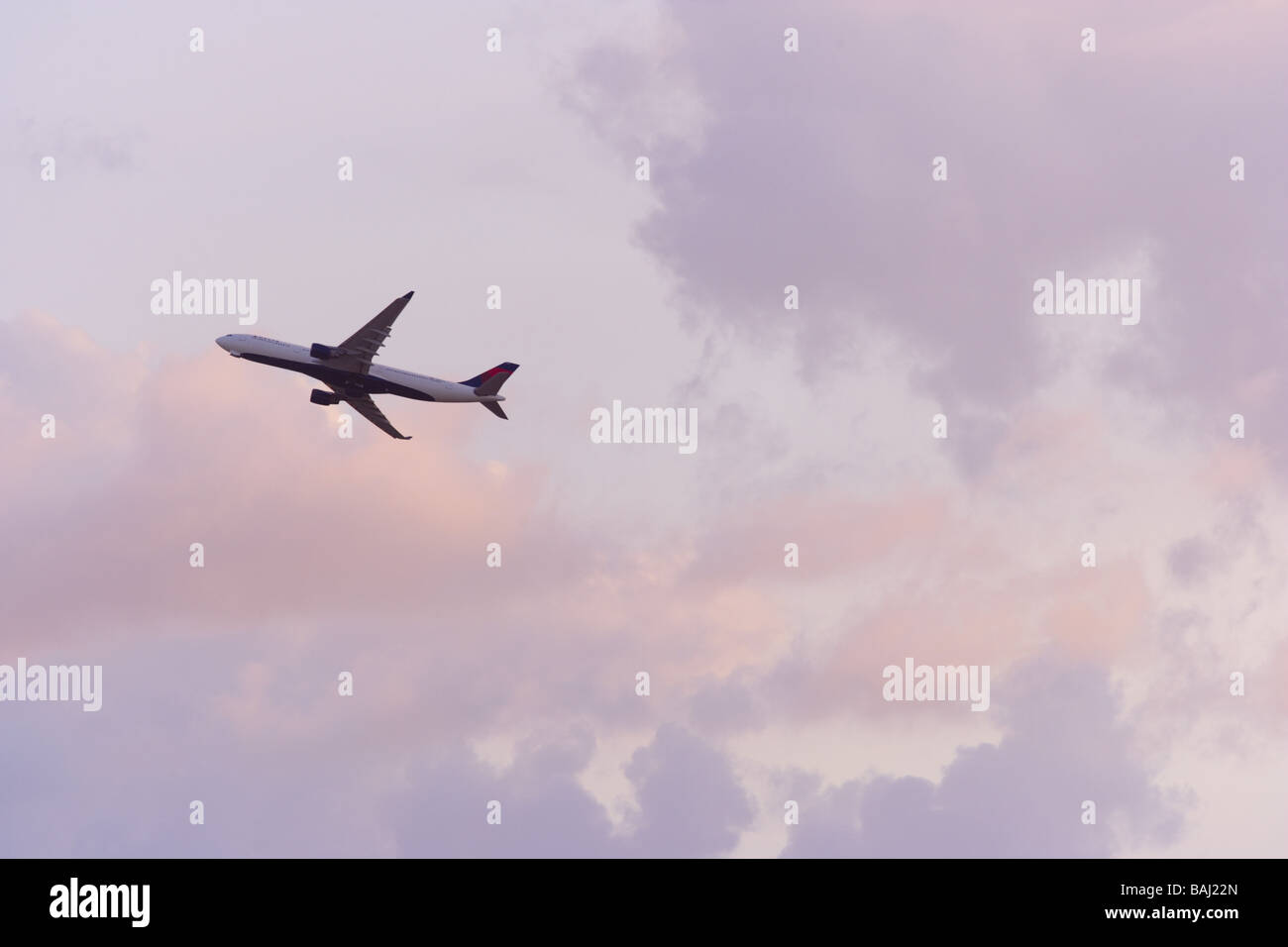 Commercial Aviation, Aircraft in flight Stock Photo - Alamy