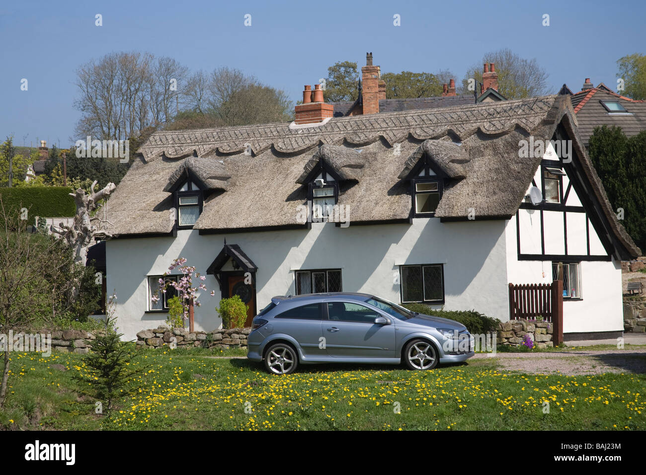 Lovely whitewashed thatched cottage hi-res stock photography and images ...