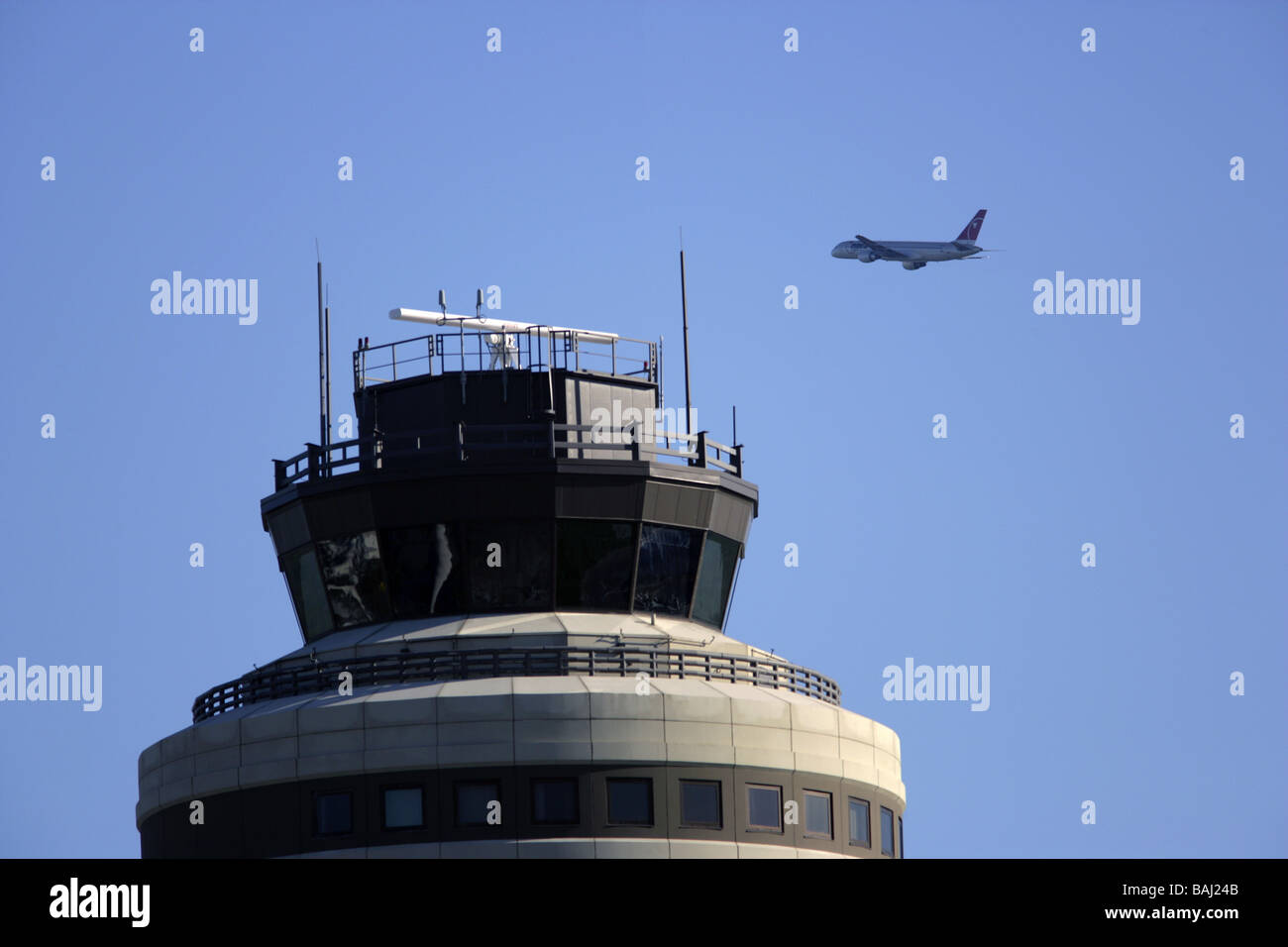 Commercial Aviation, Aircraft in flight Stock Photo - Alamy