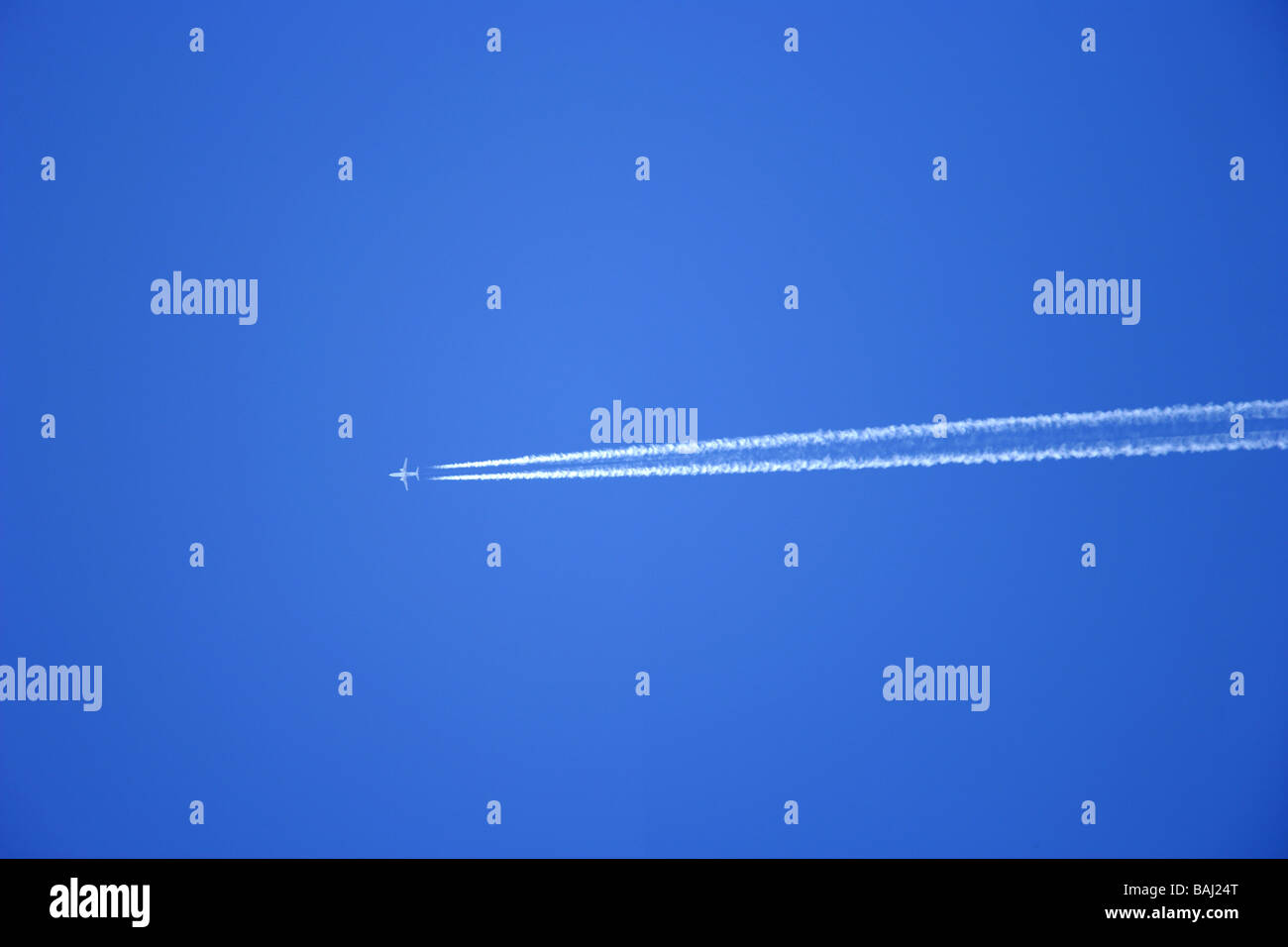 Commercial Aviation, Aircraft in flight Stock Photo - Alamy